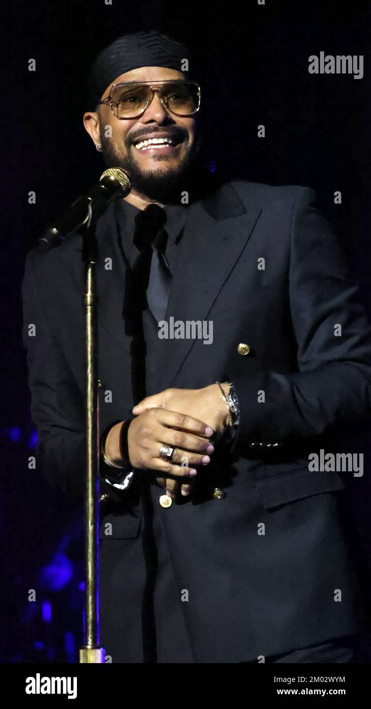 Maxwell performed live Music at the Met in Philadelphia -PICTURED ...