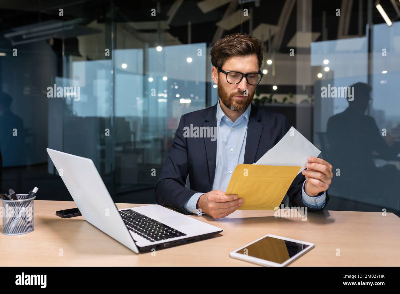 Person reading letter hi-res stock photography and images - Alamy