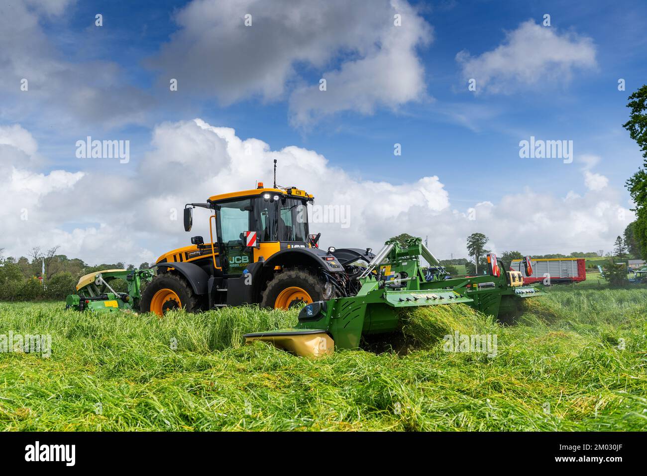 JCB 4220 iCON Fastrac mowing with a Krone Easycut mowing system on ...