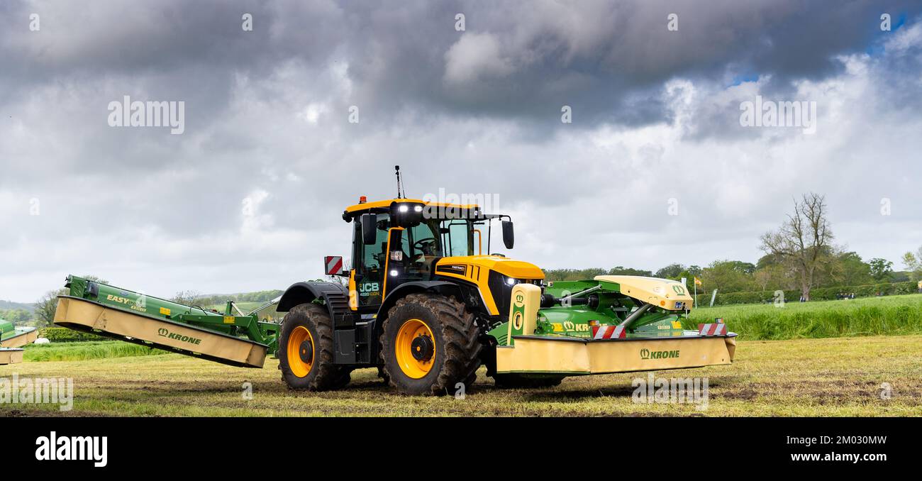 JCB 4220 iCON Fastrac mowing with a Krone Easycut mowing system on ...