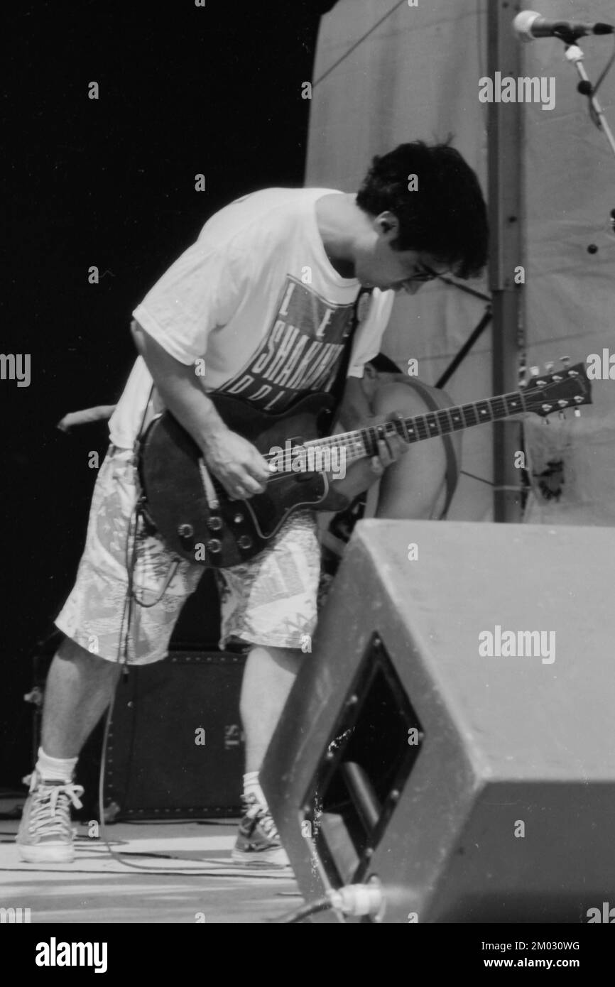 Les Thugs live in concert - Eric Sourice (guitar and vocals) performing ...