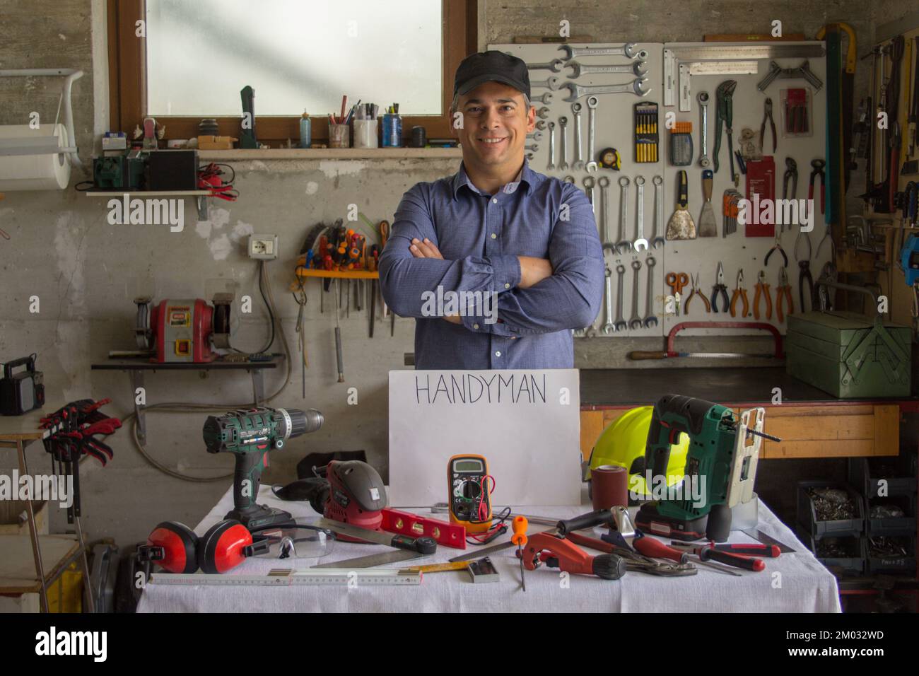 Tradesman repair hi-res stock photography and images - Alamy