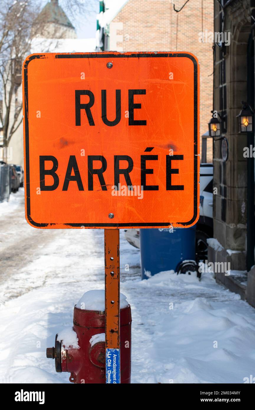 Detour sign in city hi-res stock photography and images - Alamy