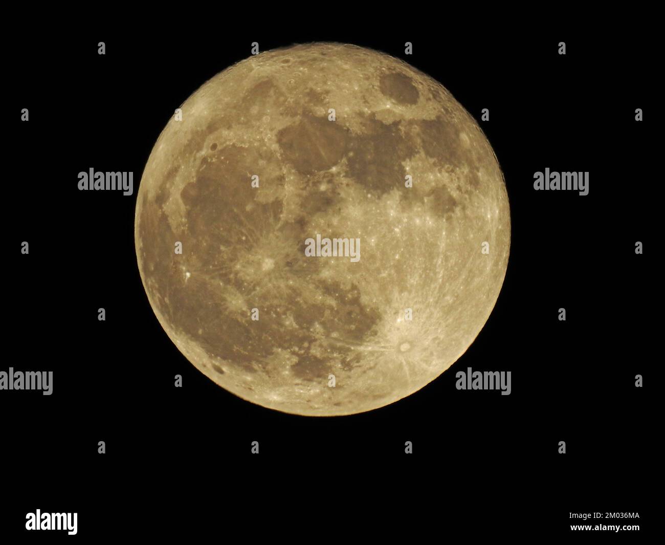 Super full moon of December 3rd, 2017 when the moon's orbit comes ...