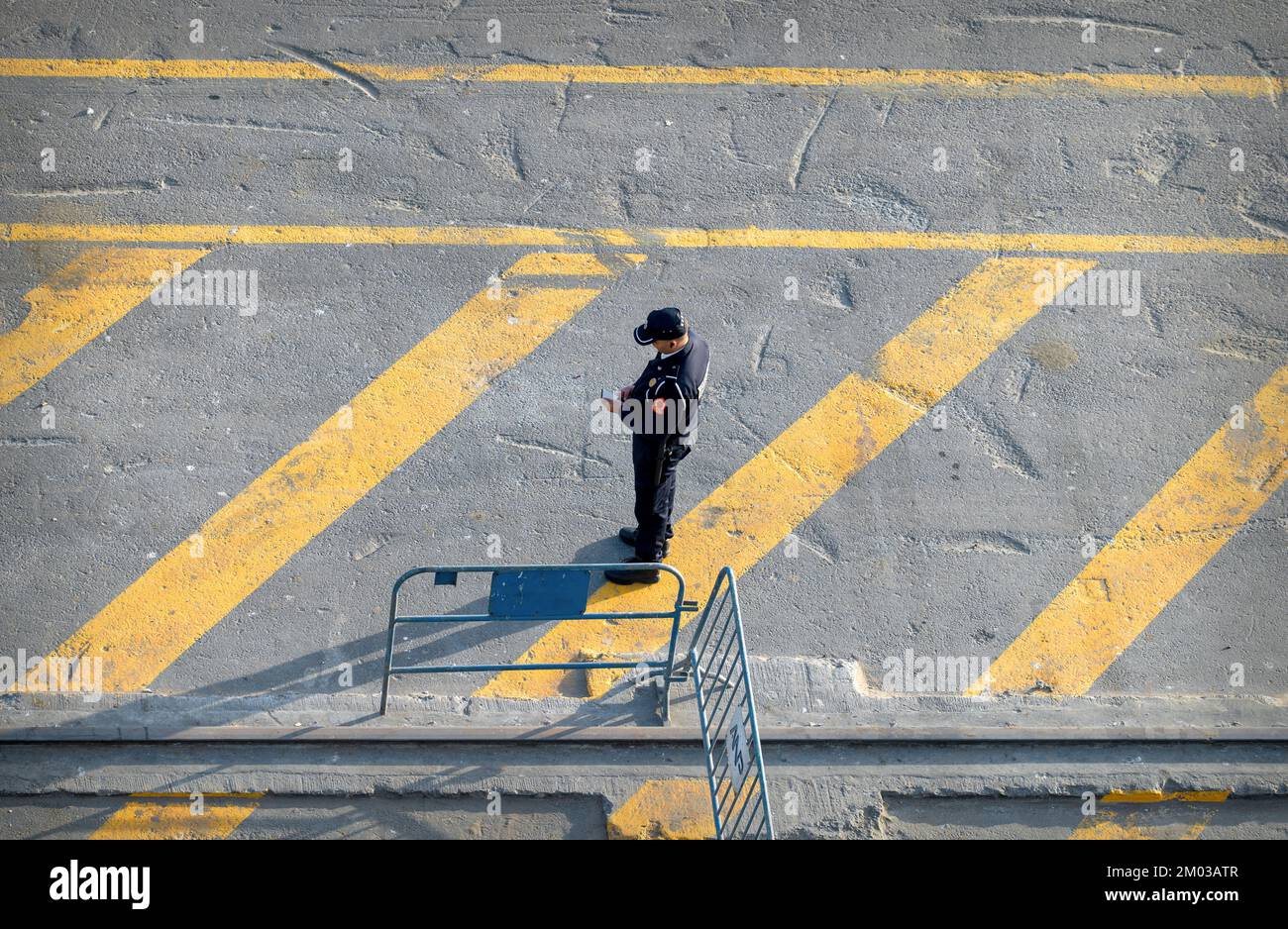 Road barrier yellow lines hi-res stock photography and images - Alamy