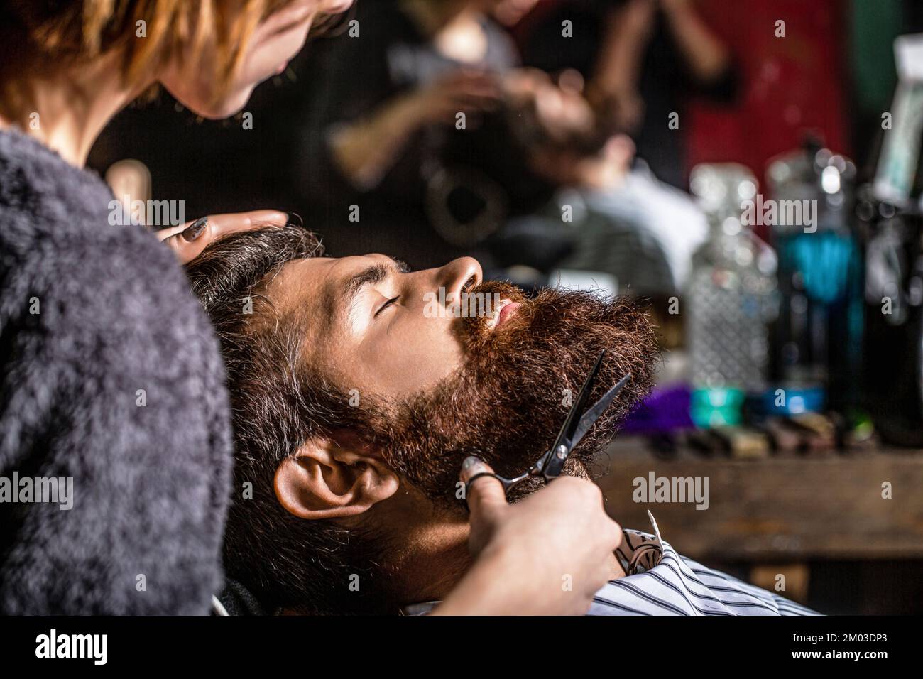 Vintage barbershop shaving man hi-res stock photography and images - Alamy