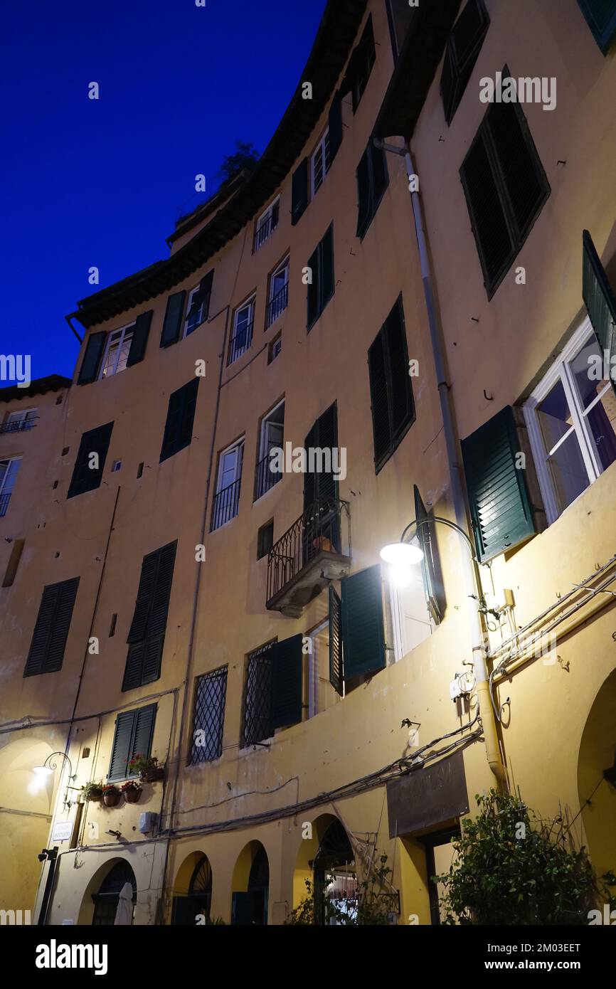 Piazza dell Anfiteatro, Amphitheater Square, Lucca, Tuscany, Toscana ...
