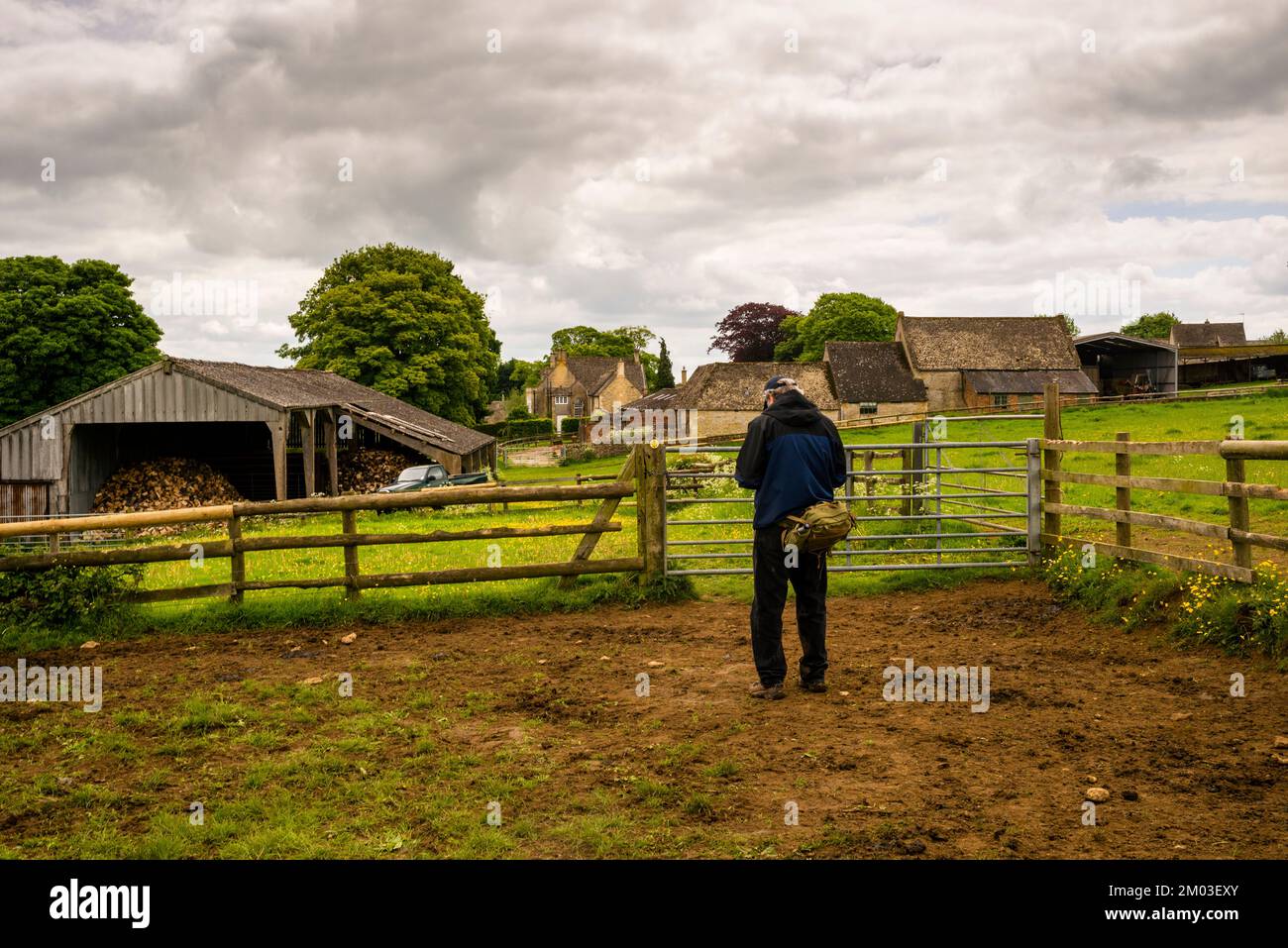 Bucolic farm buildings on the long distance walk from Moreton-in-Marsh ...