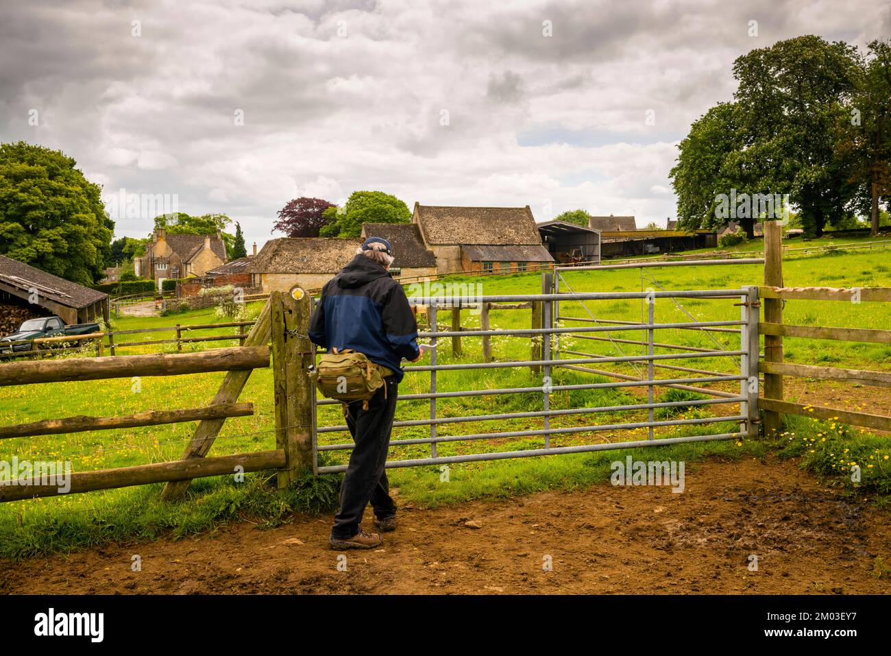 Unlocking pass through farm fences on the Cotswolds Way long distance ...