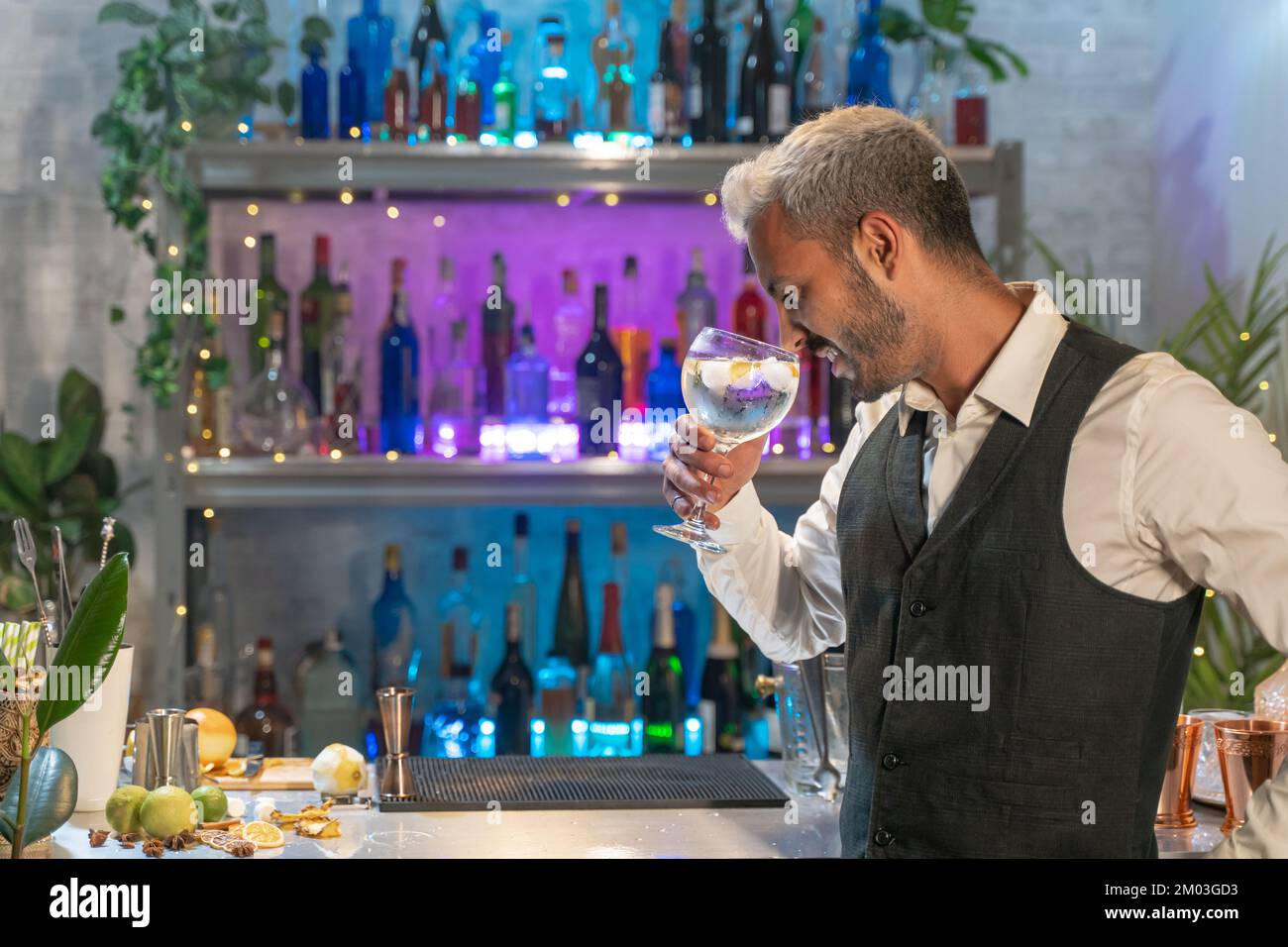 Night life cocktail hi-res stock photography and images - Alamy
