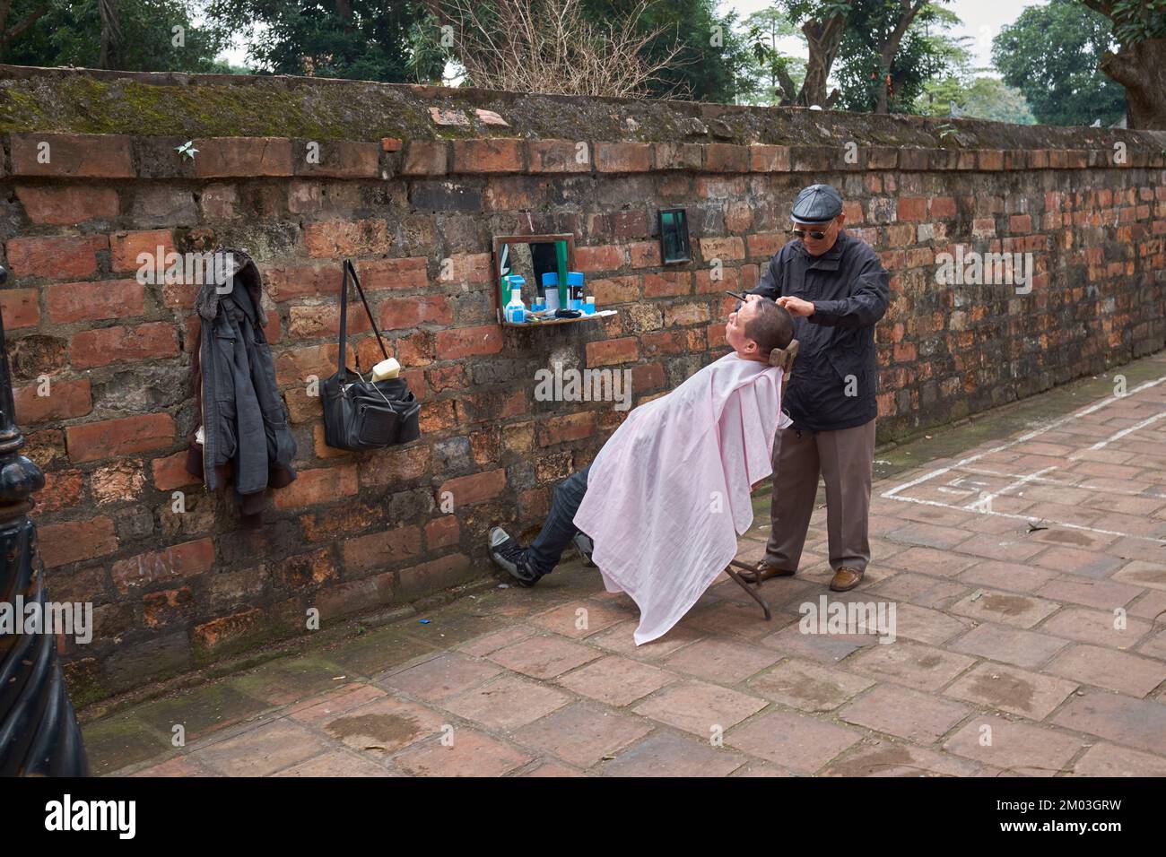 Street Barber Hanoi Vietnam Stock Photo - Alamy