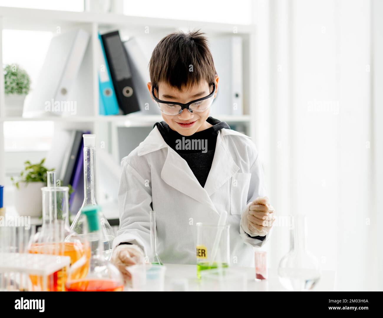 Boy science school hi-res stock photography and images - Alamy