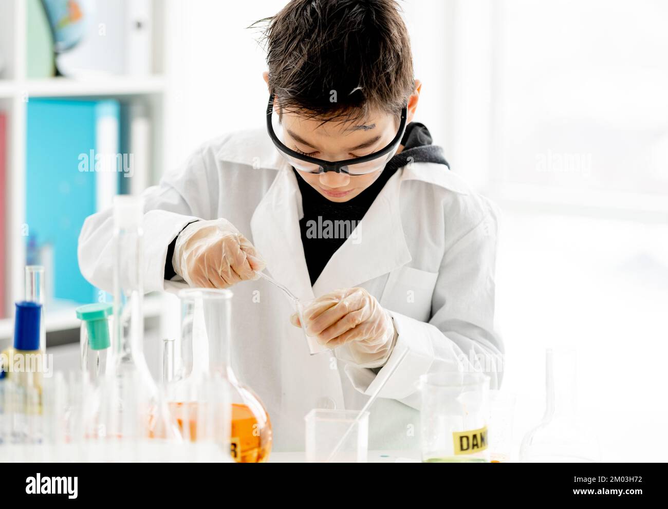 Boy science school hi-res stock photography and images - Alamy