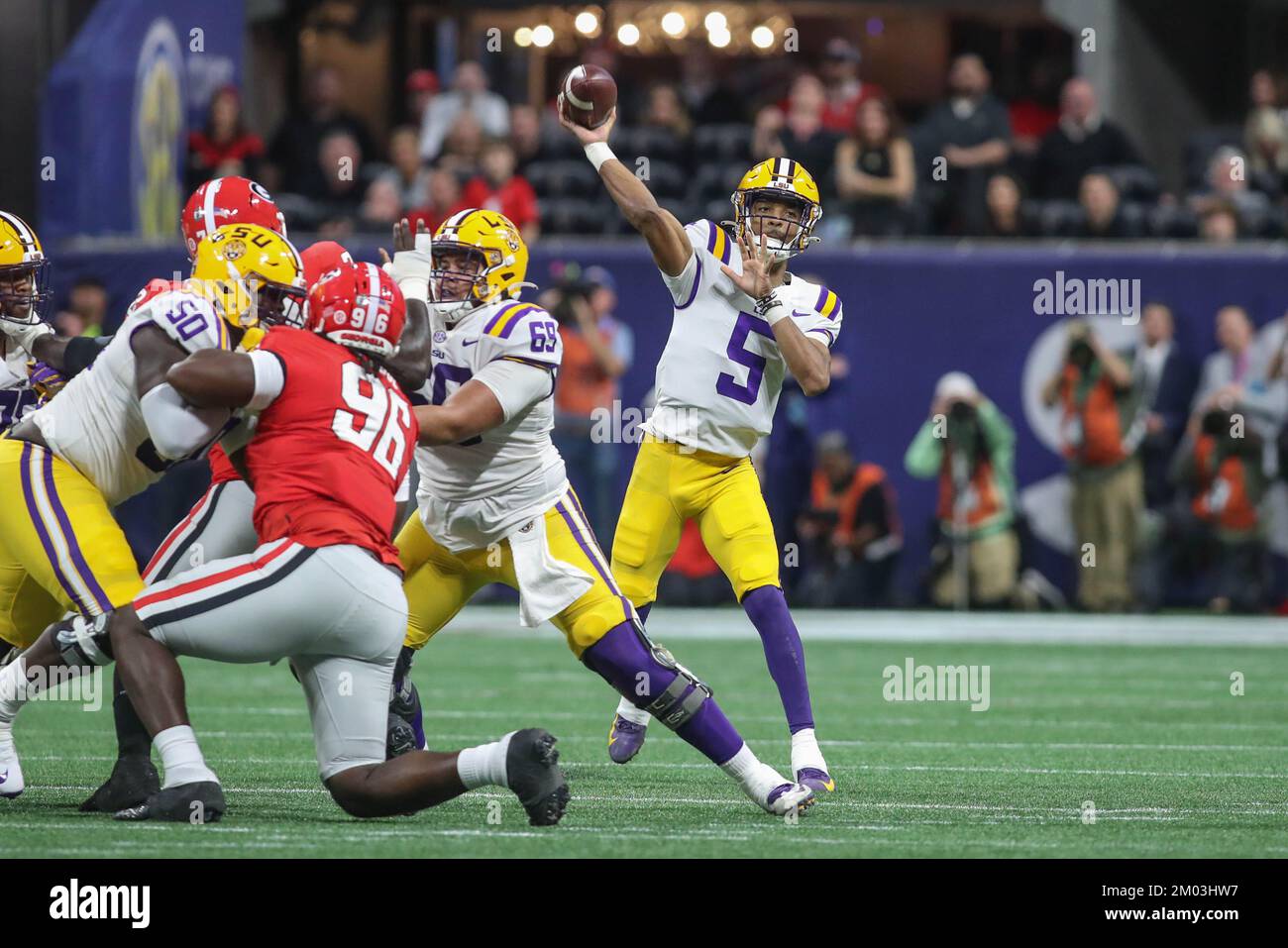 Atlanta, GA, USA. 03rd Dec, 2022. LSU quarterback Jayden Daniels (5 ...