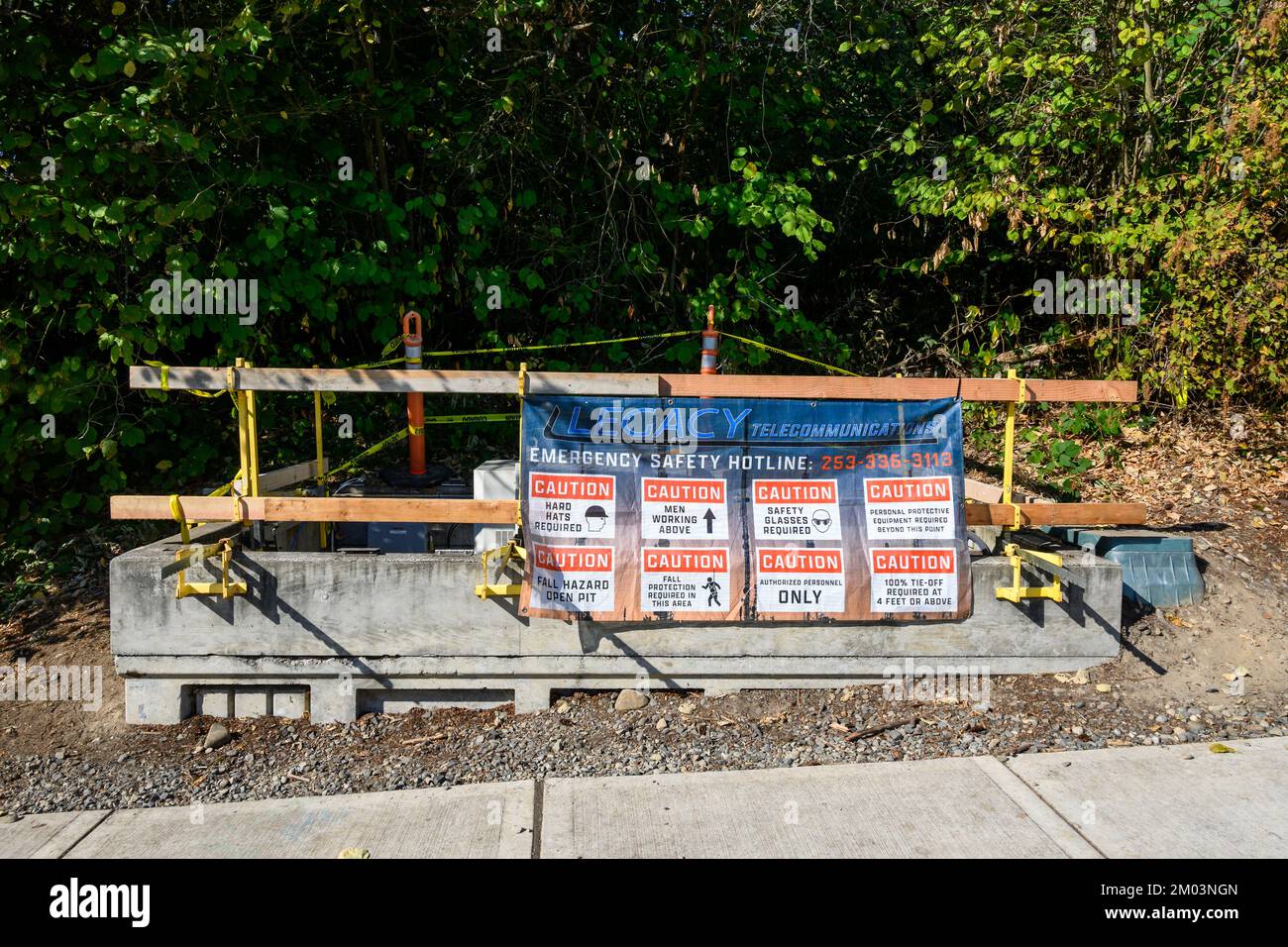 BELLEVUE, WA, USA – OCTOBER 1, 2022: 5G base station, construction site ...
