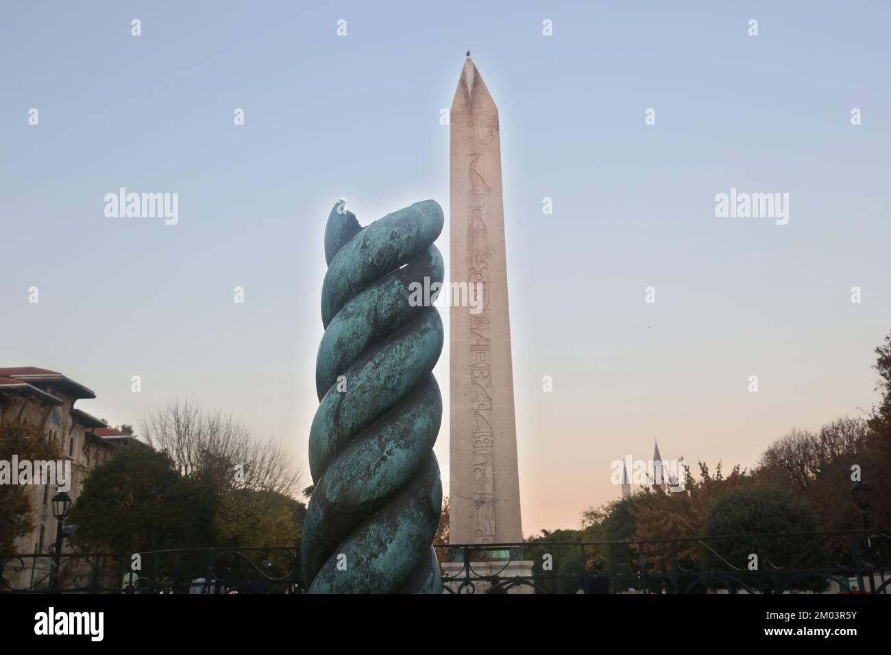 Serpentine Column (Turkish: Yilanlı Sutun) behind Obelisk on ...