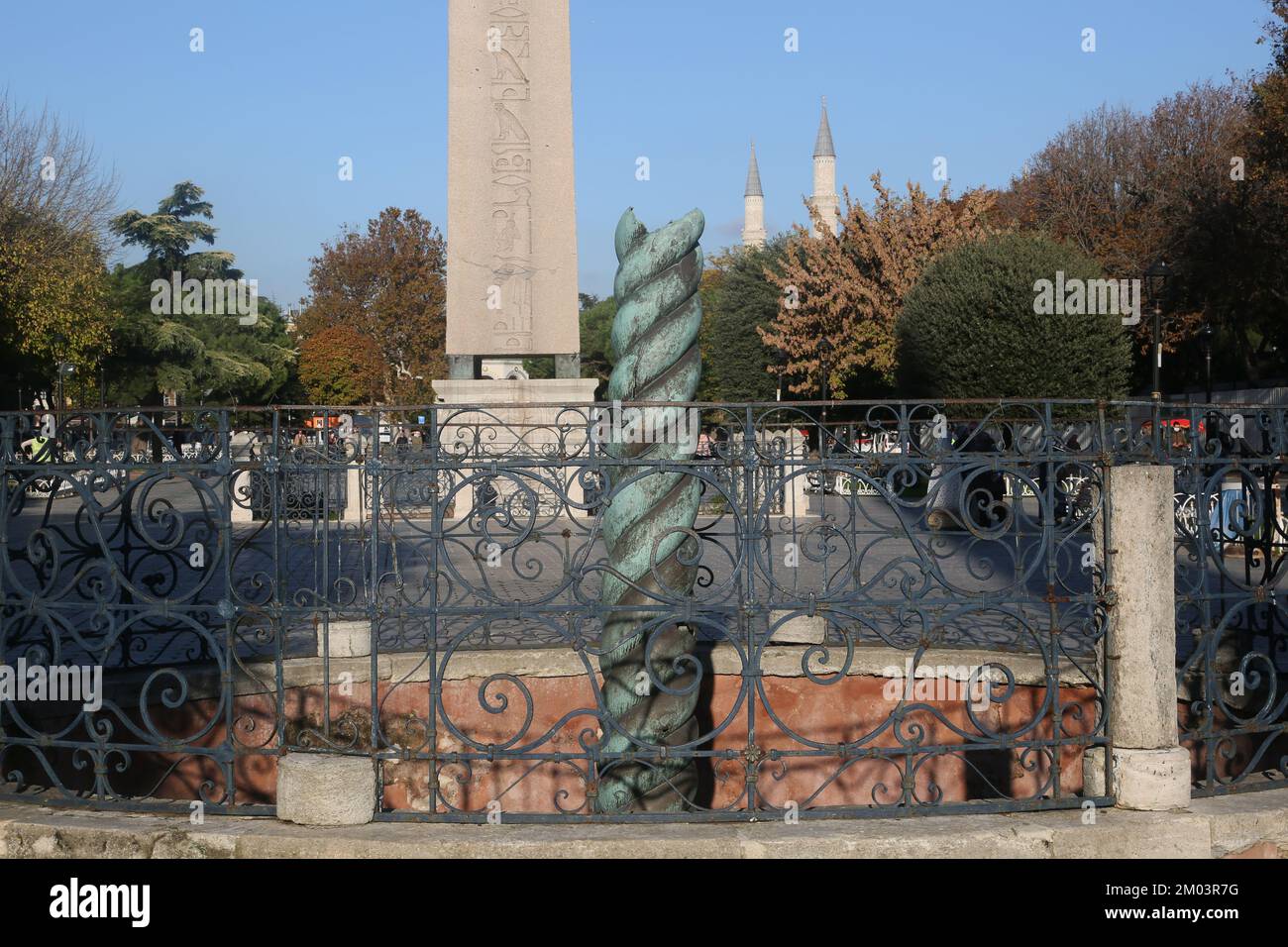 Serpentine Column (Turkish: Yilanlı Sutun) behind Obelisk on ...