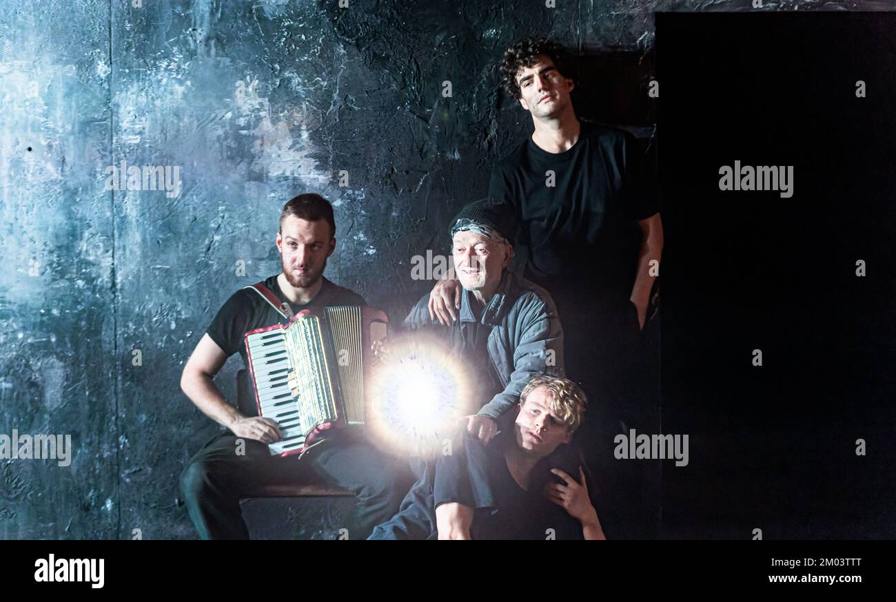 Hamburg, Germany. 02nd Dec, 2022. Actors Oleksandr Yatsenko (l-r), Falk ...