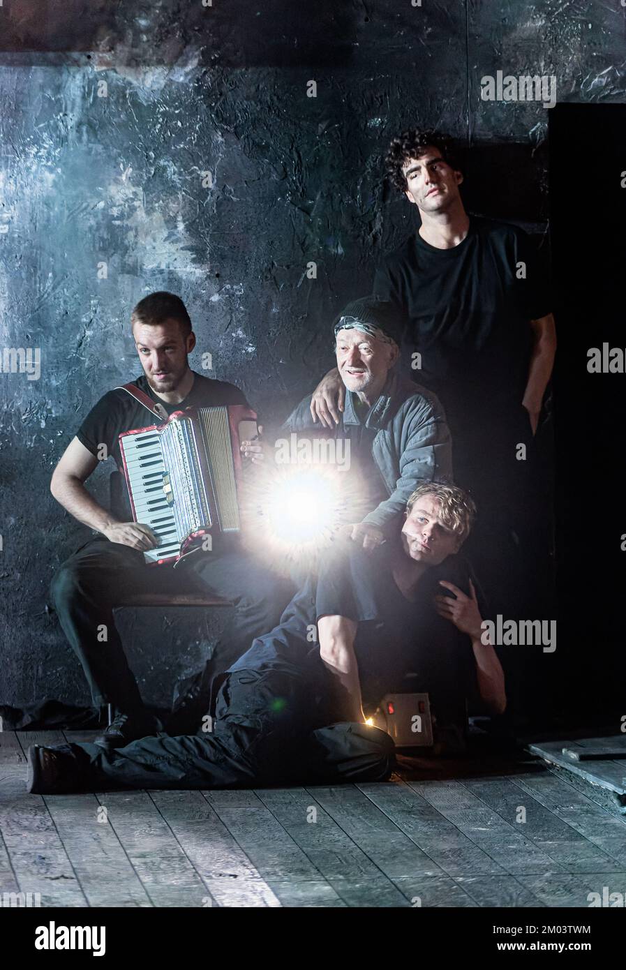 Hamburg, Germany. 02nd Dec, 2022. Actors Oleksandr Yatsenko (l-r), Falk ...