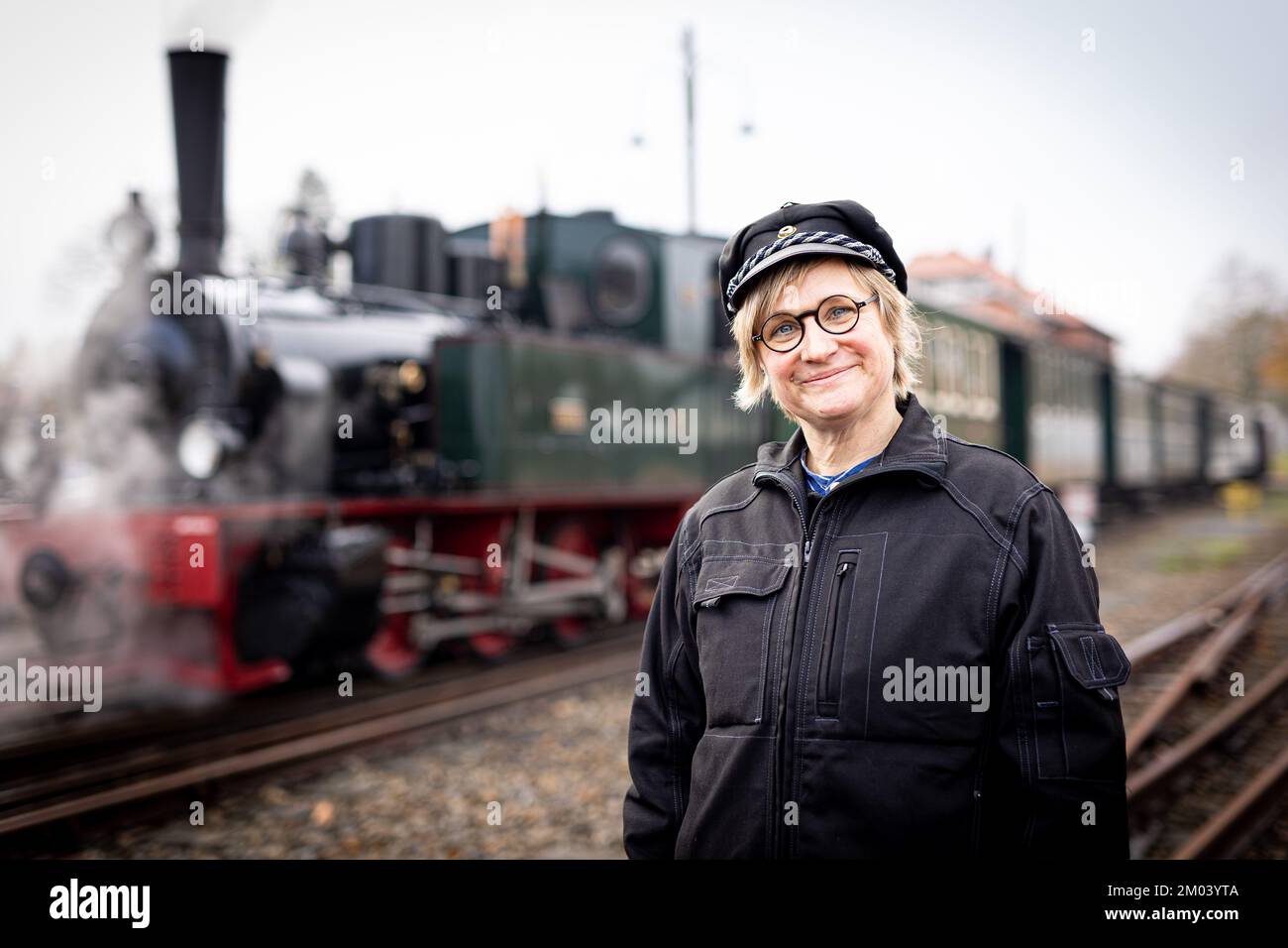 Bruchhausen Vilsen, Germany. 26th Nov, 2022. Steam locomotive driver ...