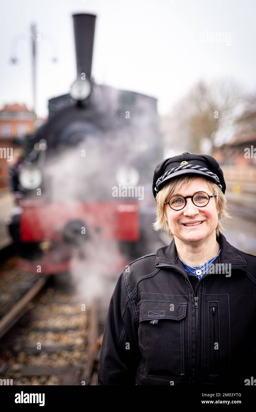 Bruchhausen Vilsen, Germany. 26th Nov, 2022. Steam locomotive driver ...