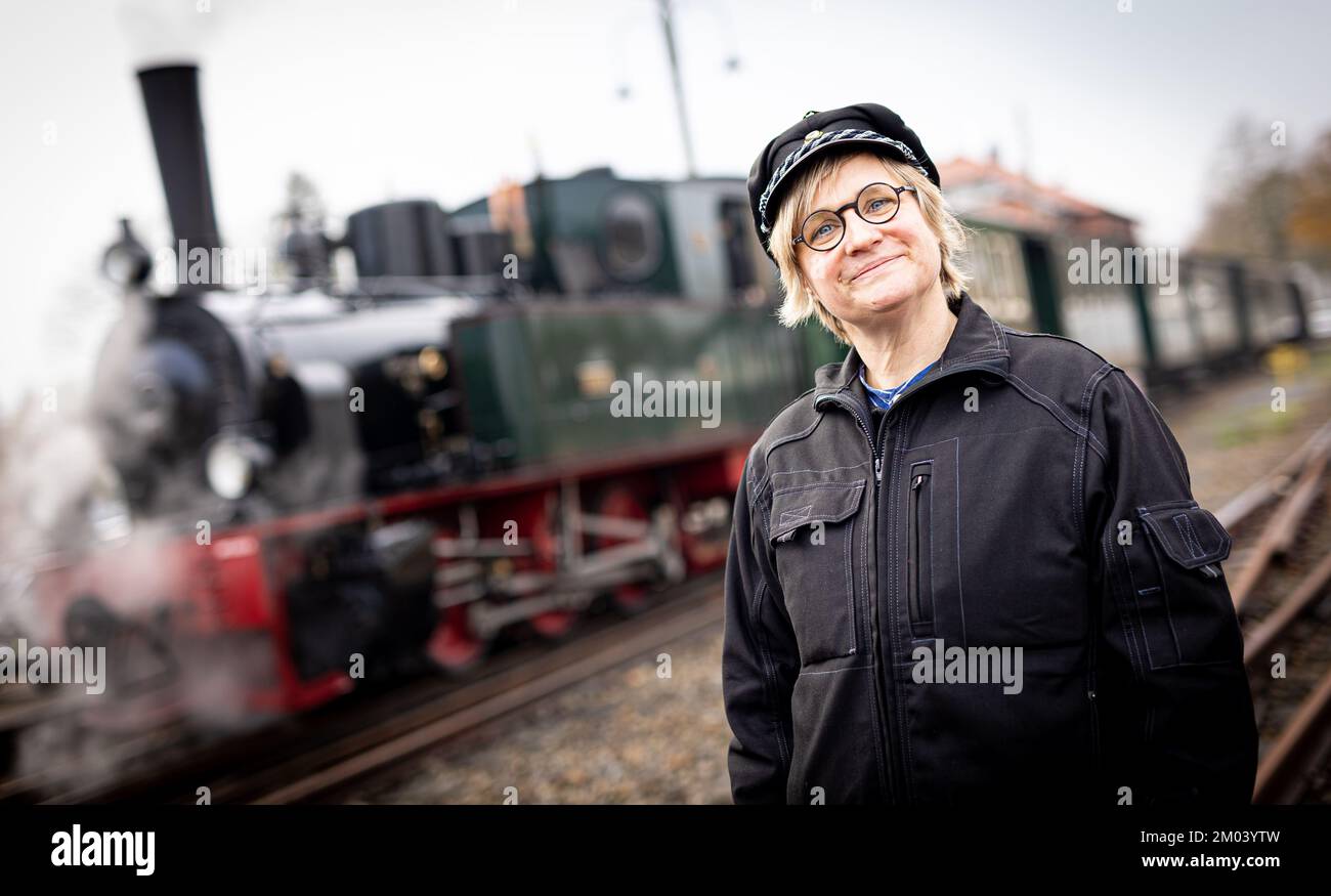 Bruchhausen Vilsen, Germany. 26th Nov, 2022. Steam locomotive driver ...