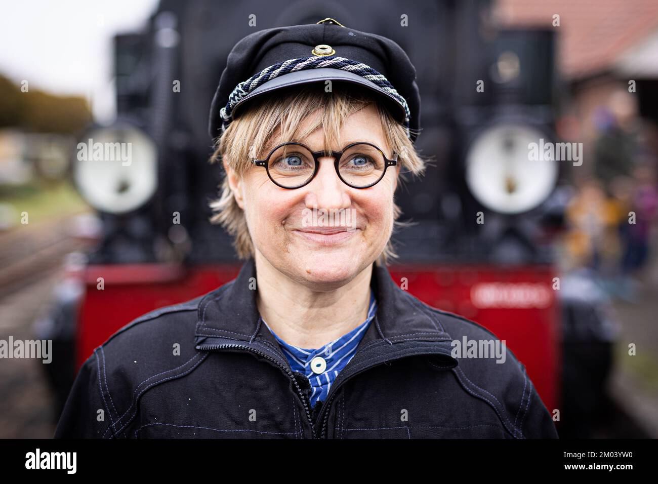 Asendorf, Germany. 26th Nov, 2022. Steam locomotive driver Insa ...