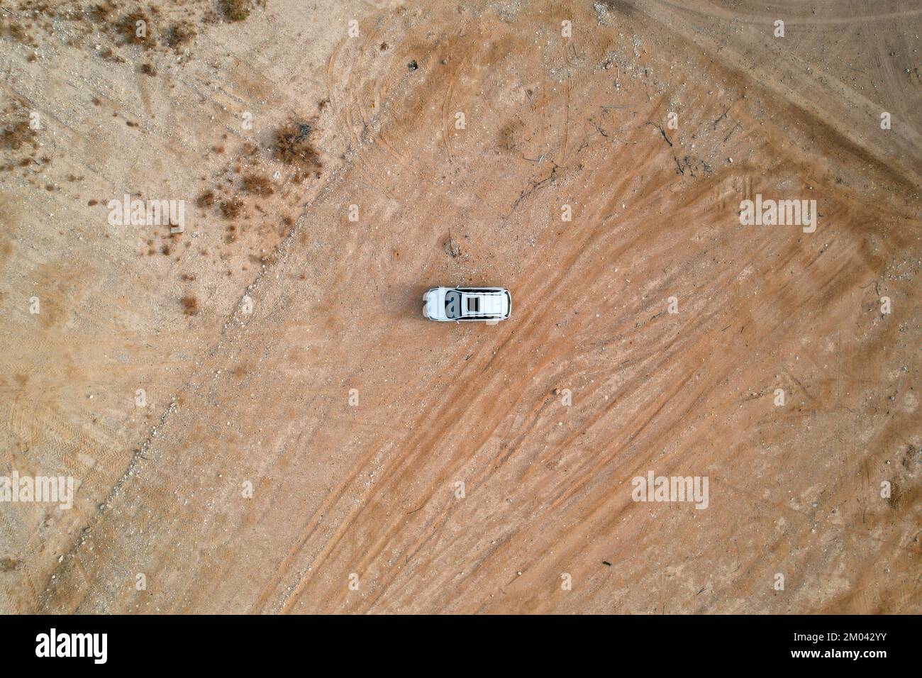 An overhead view of a vehicle in the middle of a desert landscape Stock ...
