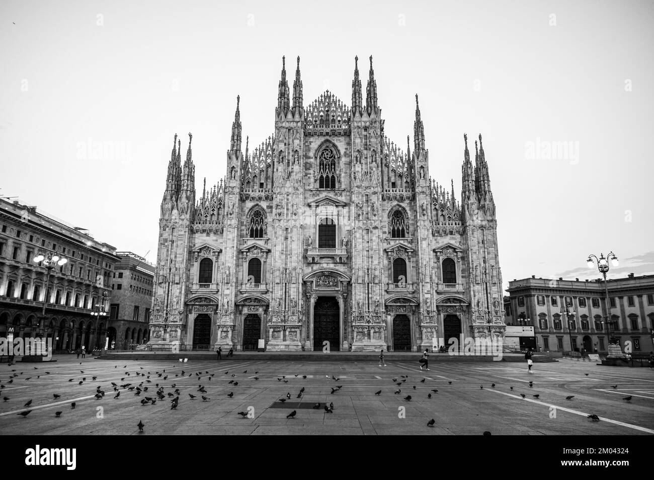 Famous historical monument duomo milan Black and White Stock Photos ...