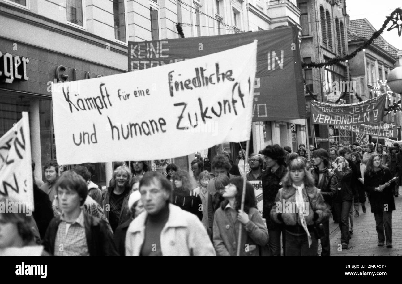 Thousands of mainly young people demonstrated for disarmament in East ...