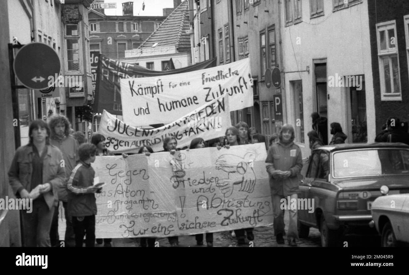 Thousands of mainly young people demonstrated for disarmament in East ...