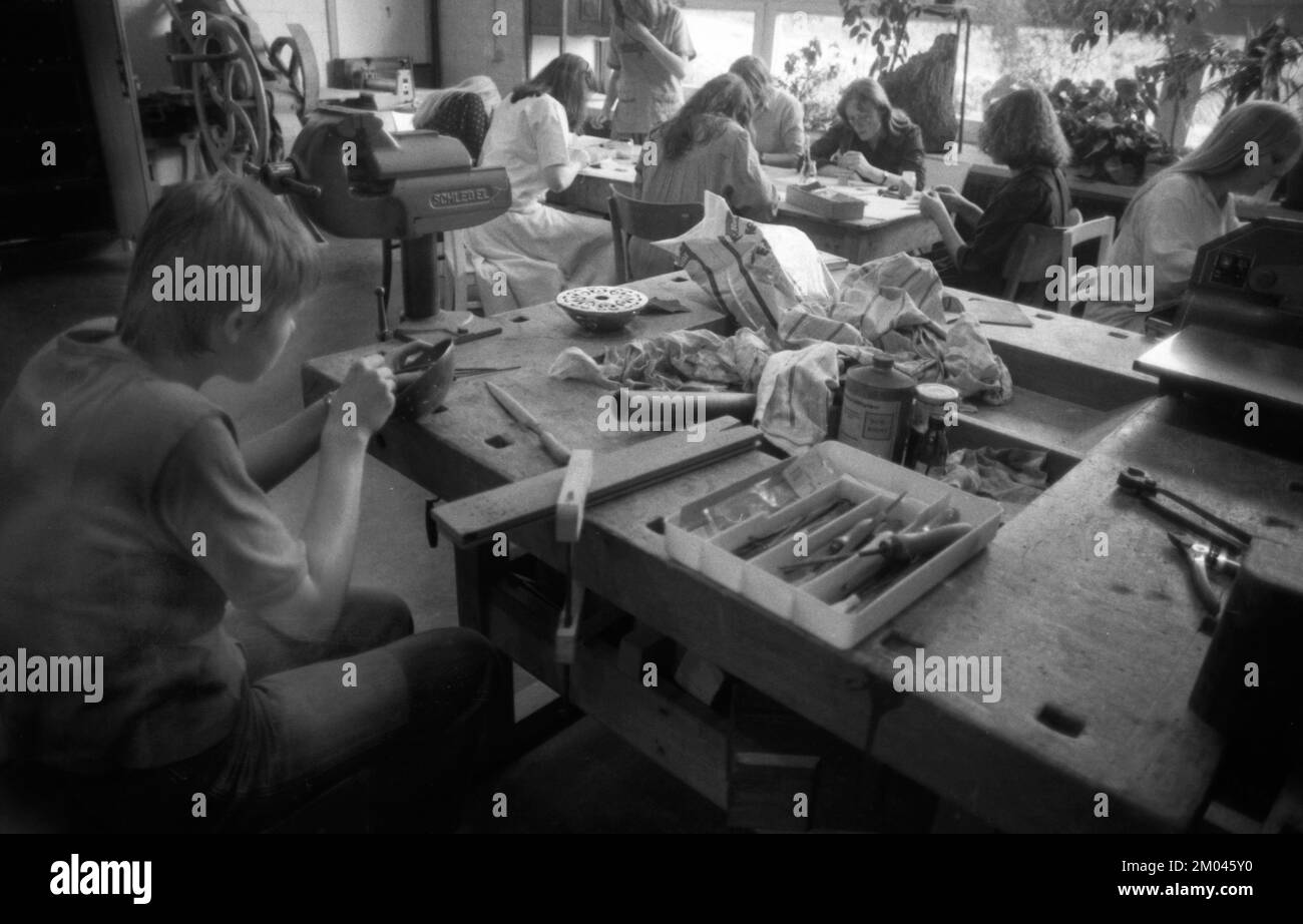 Handicraft-art lessons at the free Walldorf School in Hamborn Castle on ...
