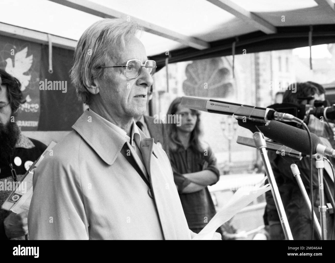 25, 000 called by the peace movement demonstrated against new nuclear ...