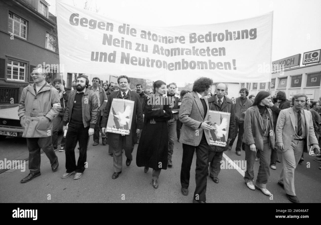 25, 000 called by the peace movement demonstrated against new nuclear ...