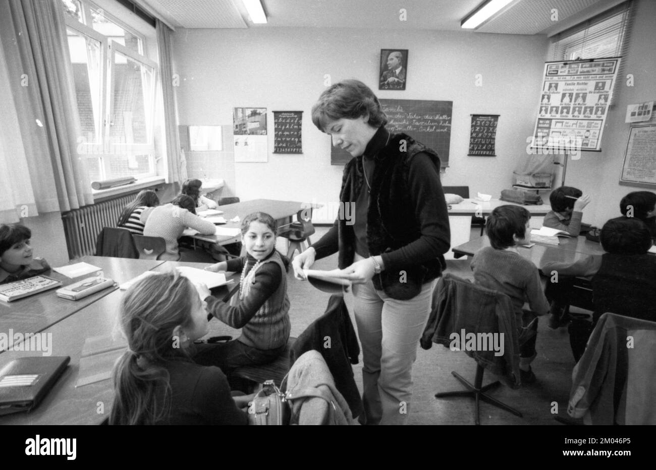 Migrant proportion Black and White Stock Photos & Images - Alamy