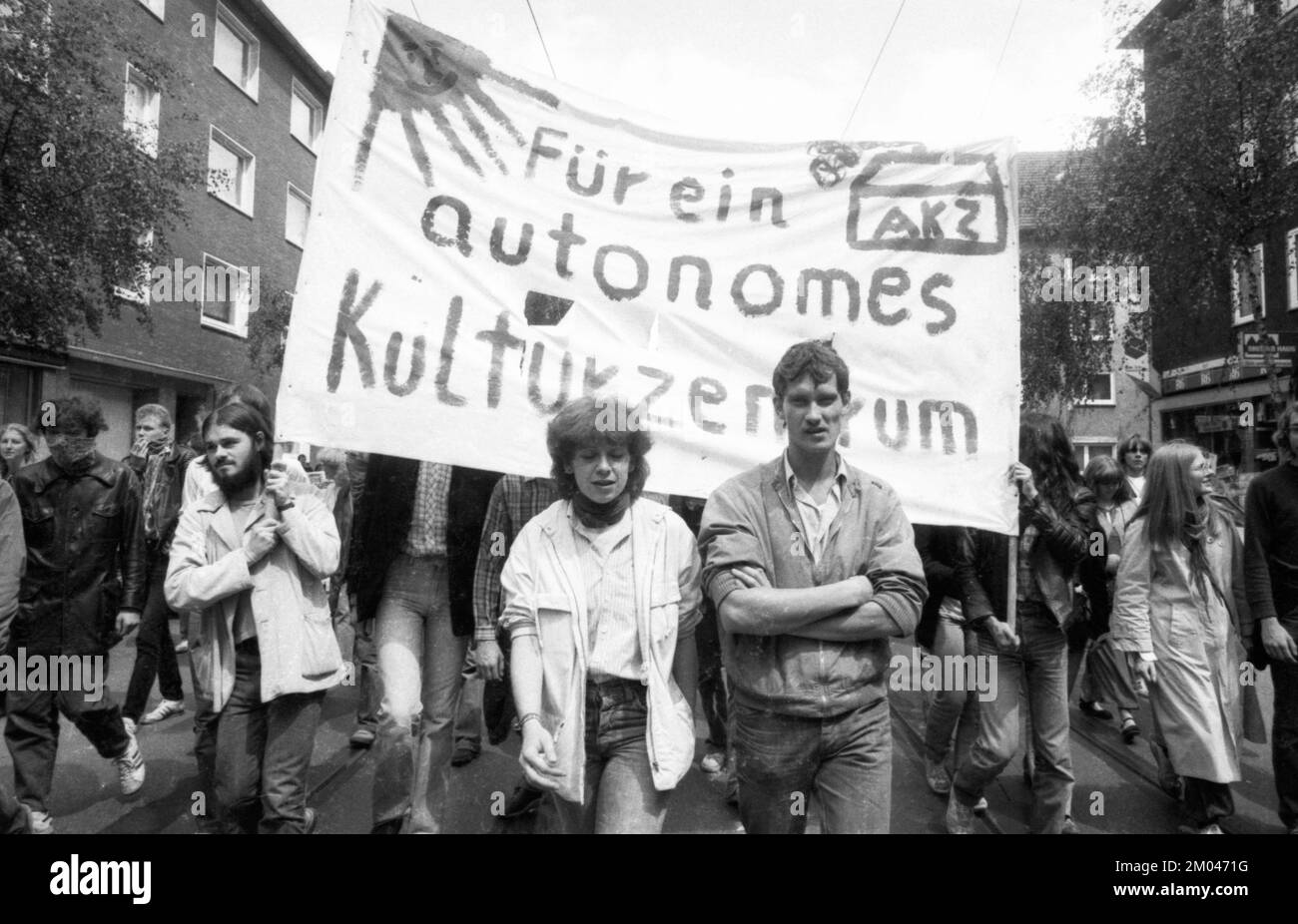 Autonomous groups of the left scene occupied an empty factory (Bo ...