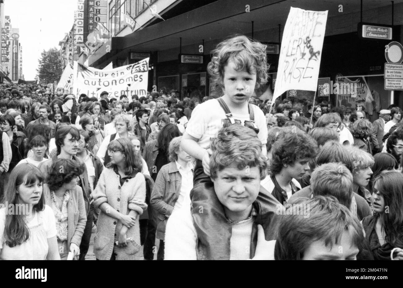 Autonomous groups of the left scene occupied an empty factory (Bo ...