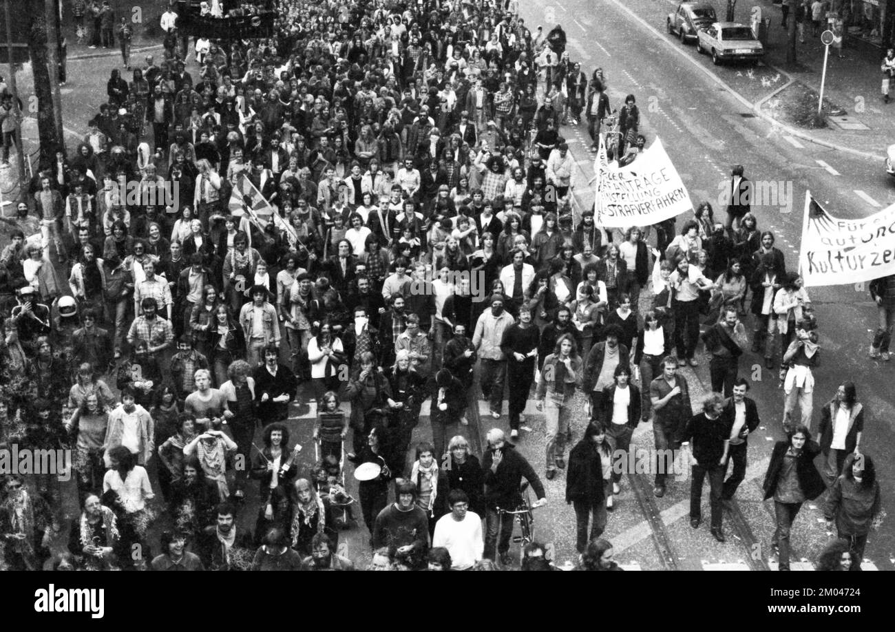Autonomous groups of the left scene occupied an empty factory (Bo ...