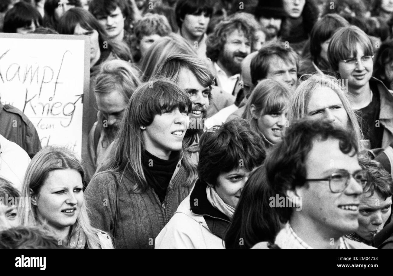 Weapon protest hi-res stock photography and images - Alamy