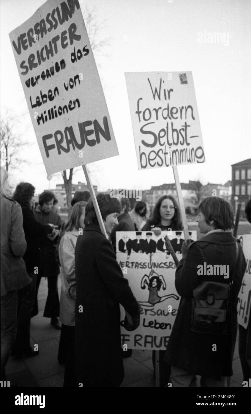 xuThe woman's protests of the SPD, DGB and DKP against the abortion ...