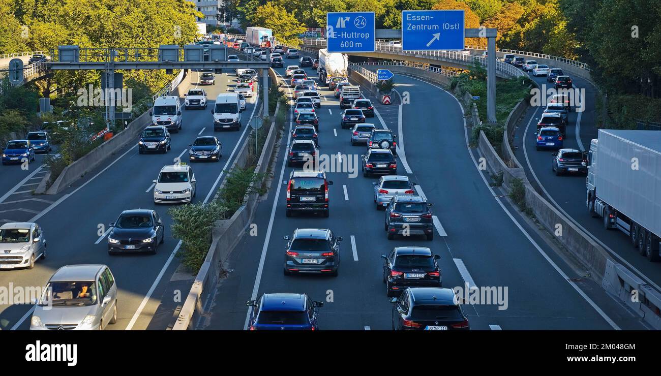 Heavy traffic on the A 40 motorway in the city centre of Essen, Ruhr ...