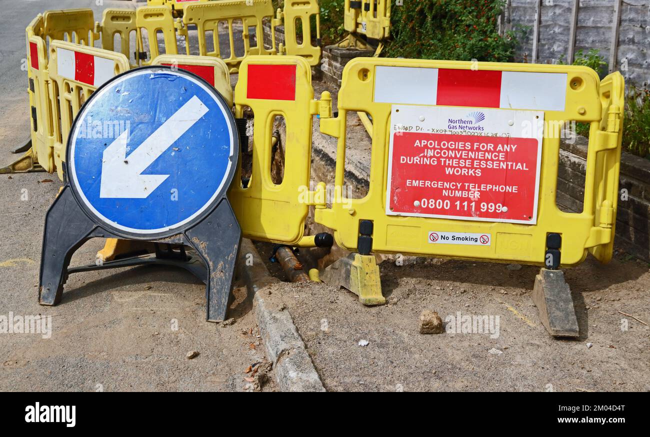 Roadworks with barriers and signs hi-res stock photography and images ...