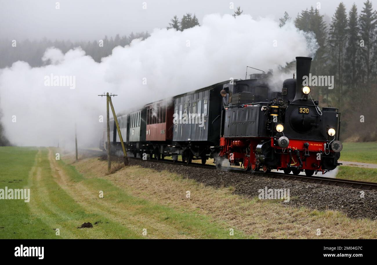 04 December 2022, Baden-Wuerttemberg, Münsingen: The historic St ...