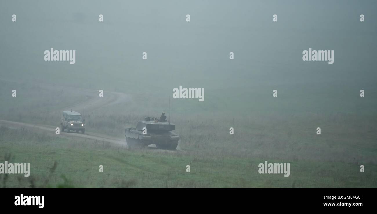 British army Challenger II 2 FV4034 main battle tank in action open ...