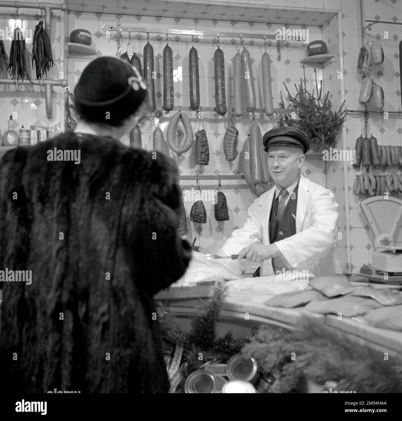 Grocery shopping 1950s hi-res stock photography and images - Alamy