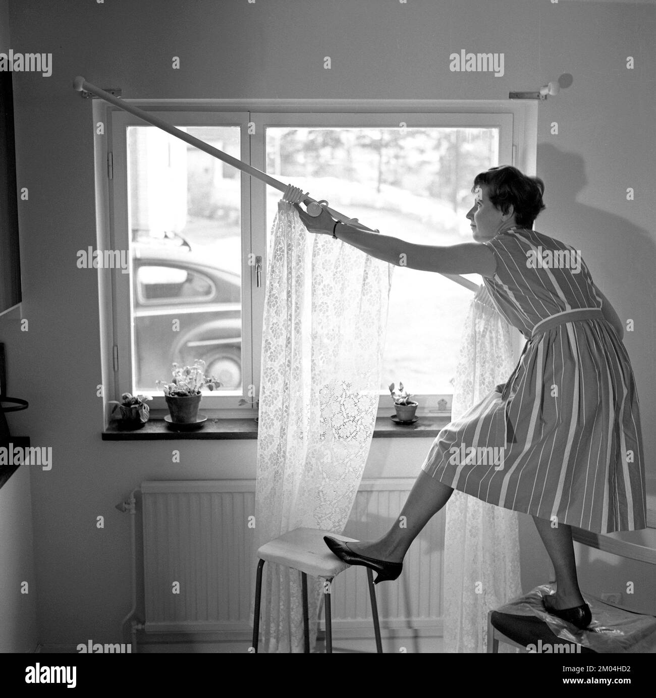 Putting figure Black and White Stock Photos & Images - Alamy