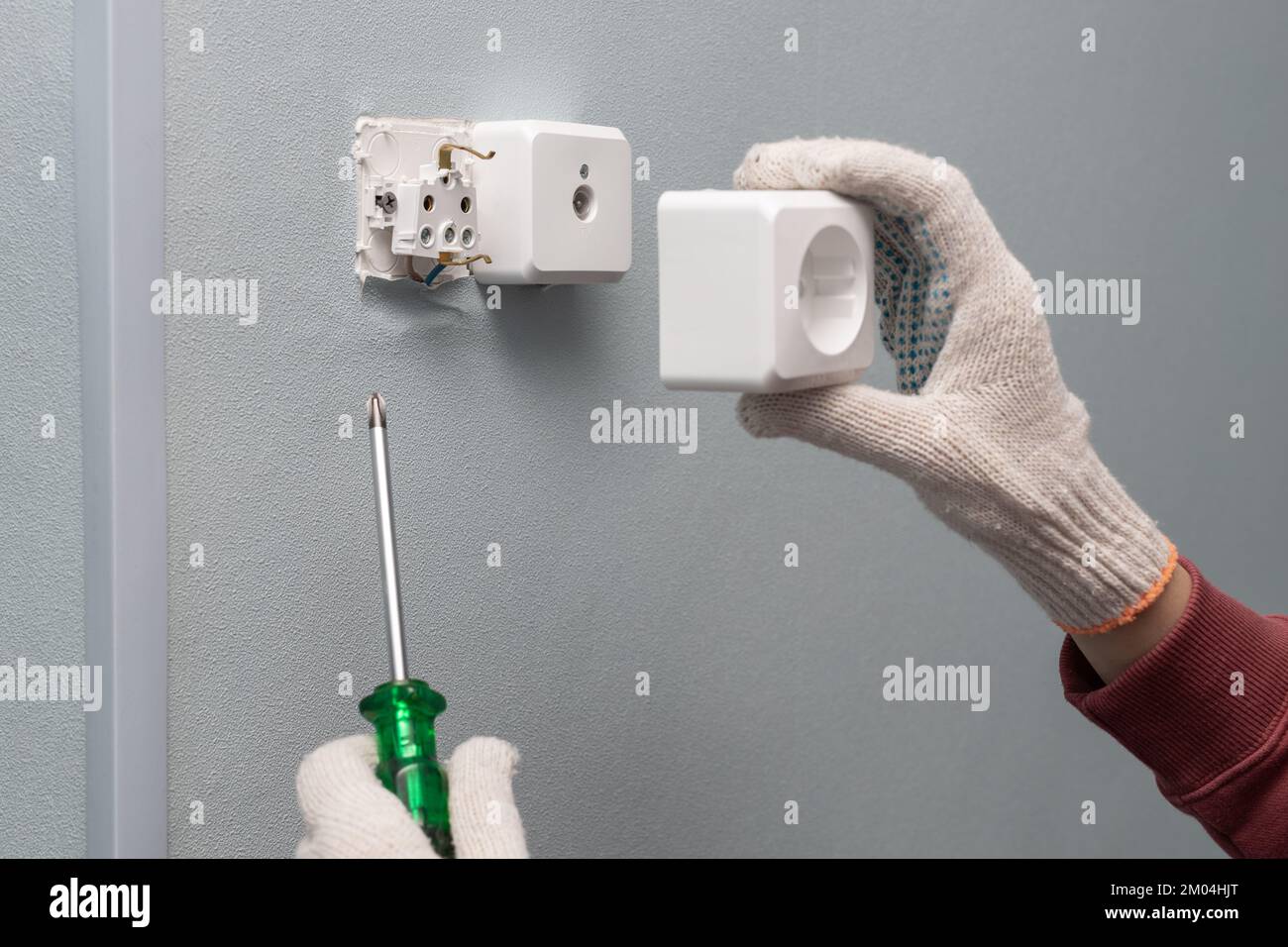 man repairing an electrical outlet with a screwdriver Stock Photo - Alamy