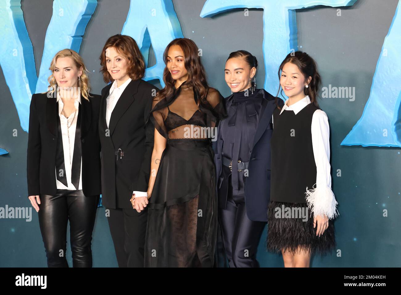 Sigourney weaver and zoe saldana hi-res stock photography and images ...