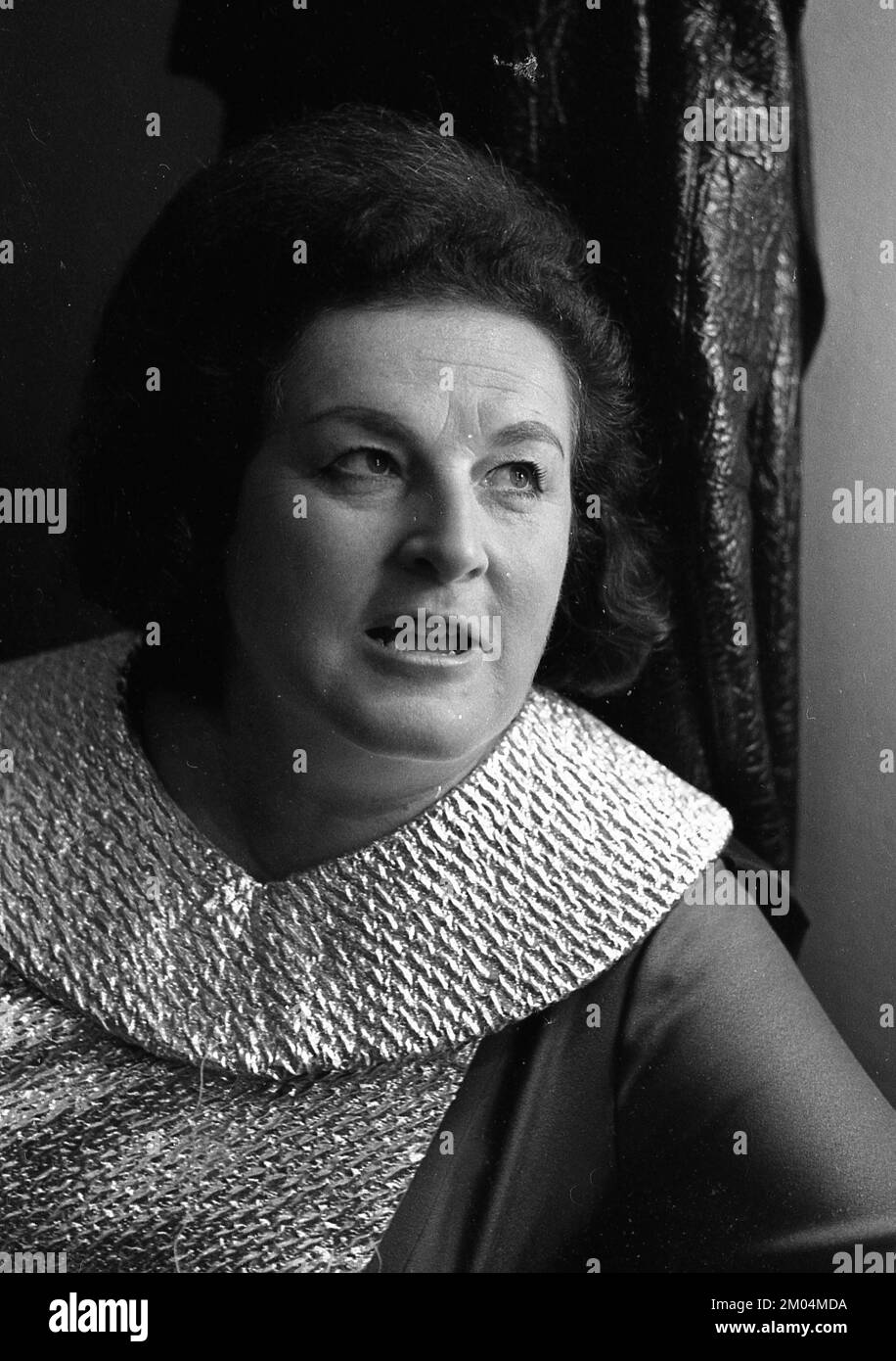 Birgit Nilsson, Swedish Wagnerian soprano, at his Teatro Colón camerino ...