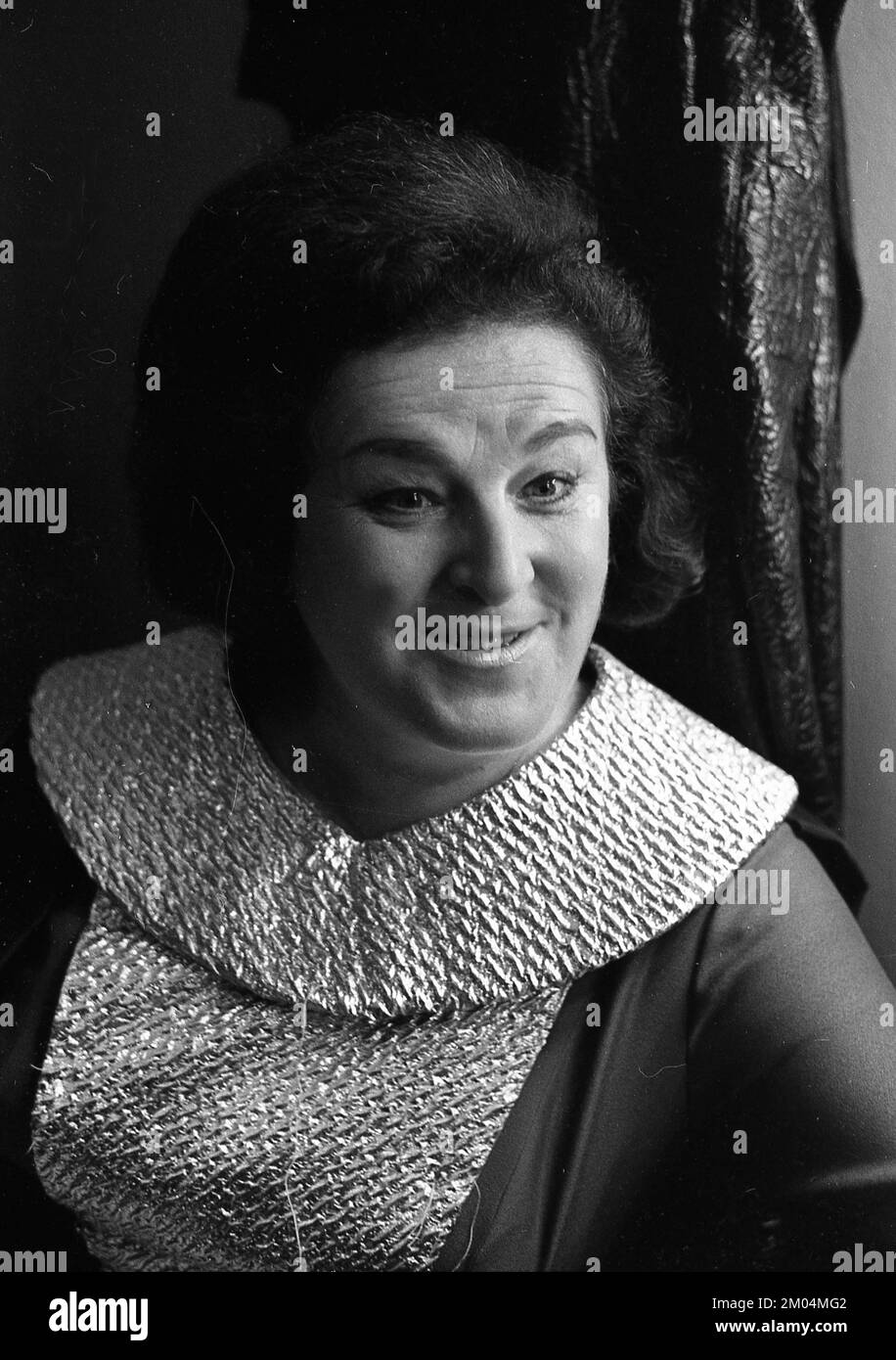 Birgit Nilsson, Swedish Wagnerian soprano, at his Teatro Colón camerino ...